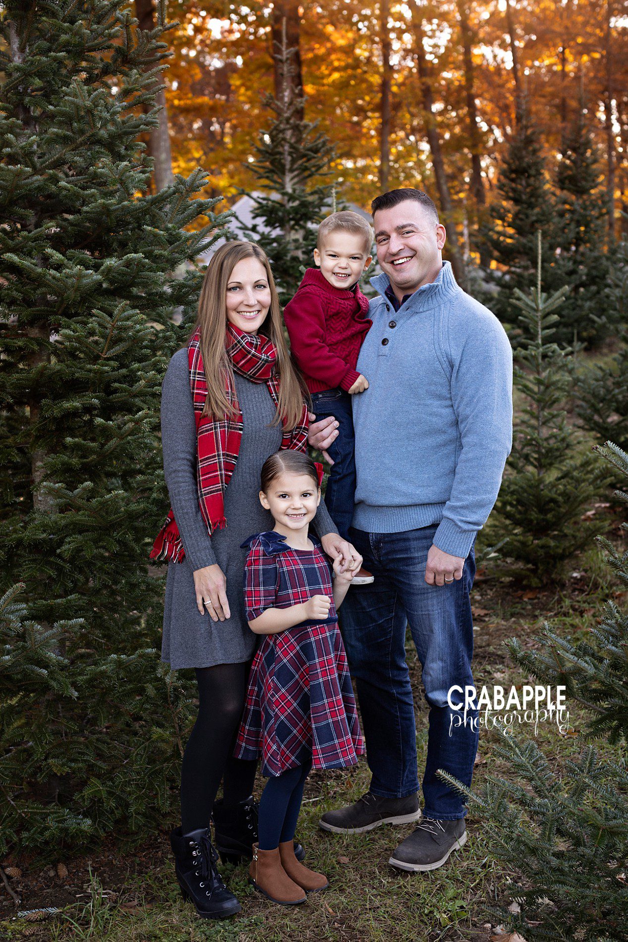 What to Wear :: Tree Farm Family Pictures · Crabapple Photography