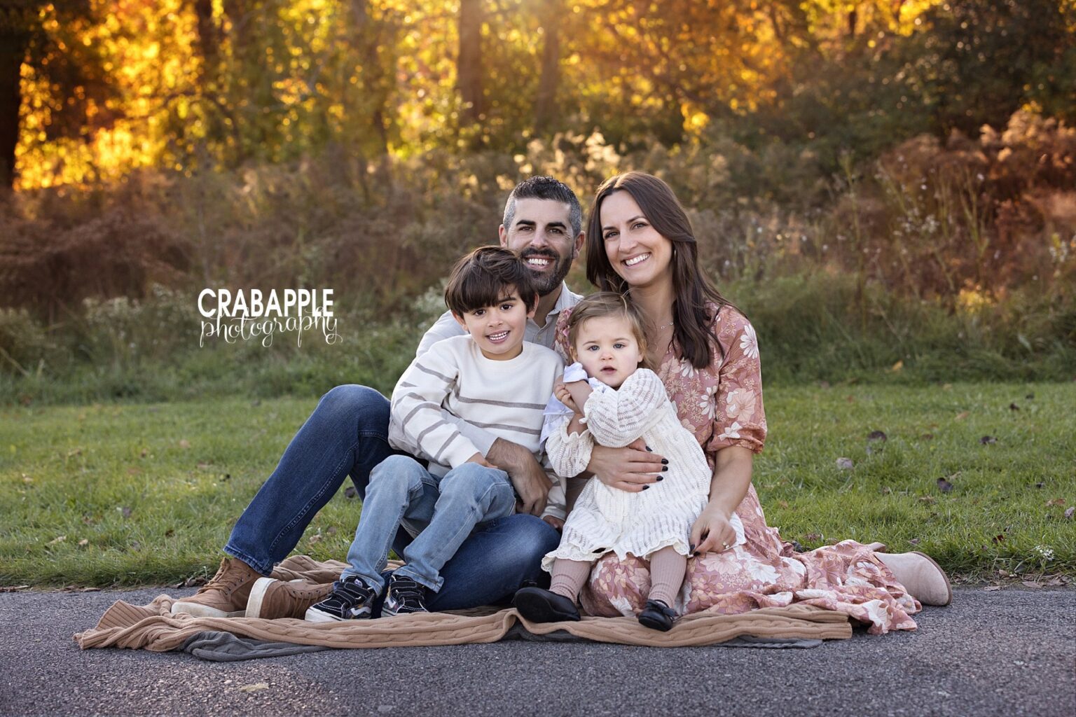 Must Have Poses for Outdoor Family Photos · Crabapple Photography