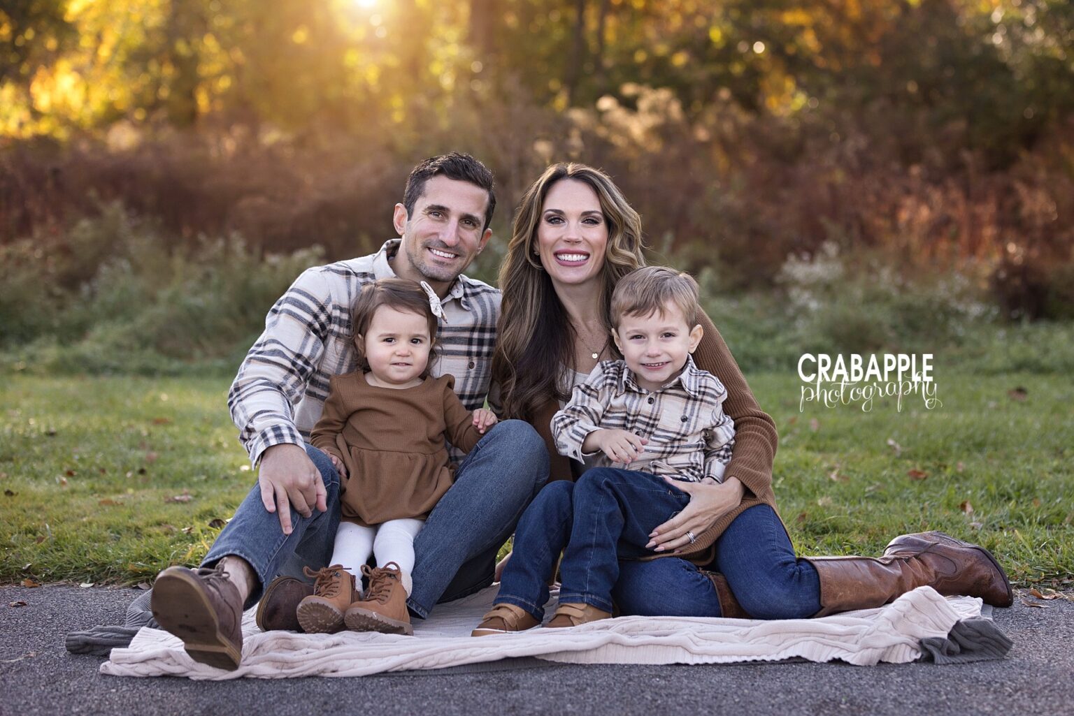 Must Have Poses for Outdoor Family Photos · Crabapple Photography