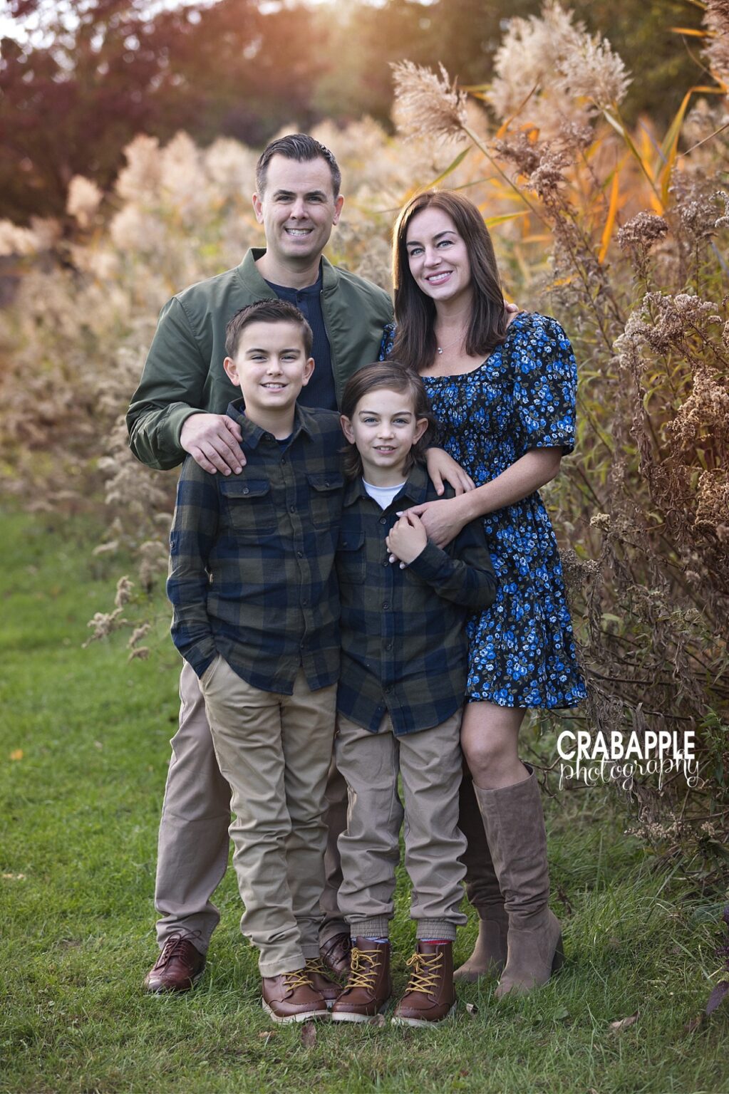 Must Have Poses for Outdoor Family Photos · Crabapple Photography